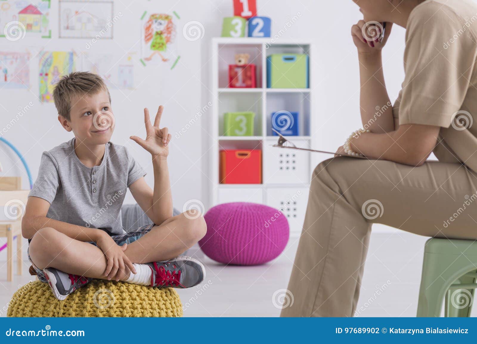 Jongen Die Iets Opsommen Tijdens Therapie Stock Foto - Image of ...