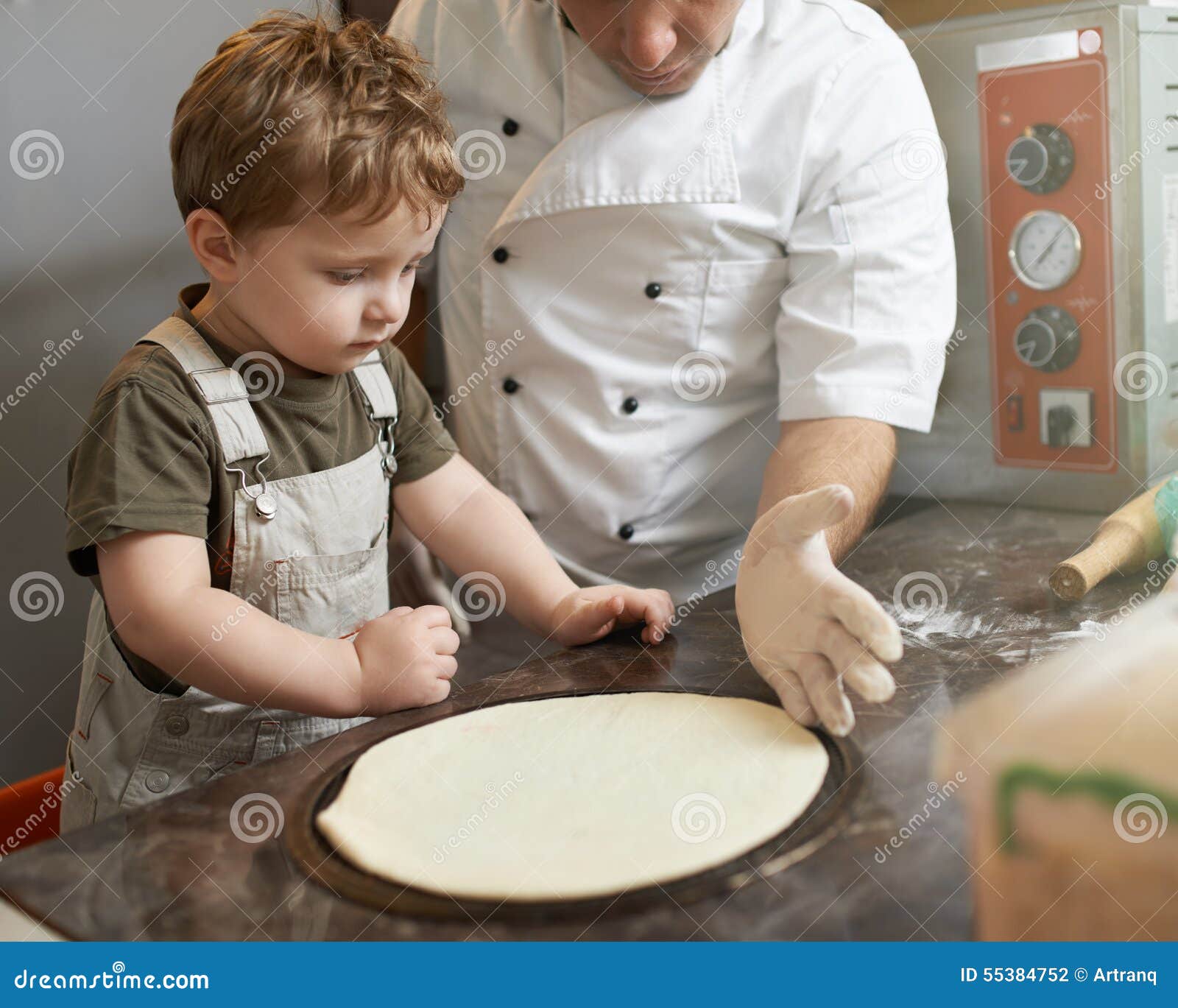 Jongen Die Pizza Leren Te Koken Stock Foto - Image of gebakje, keuken ...