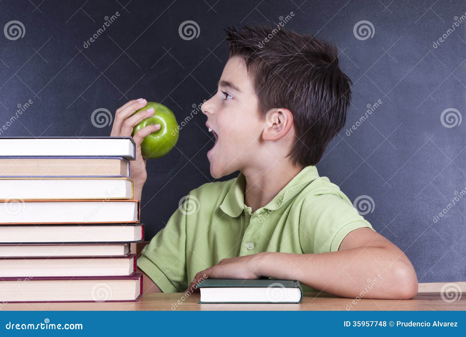 Jongen Die in Schoolbank Fruit Eten Stock Foto - Image of glazen, eten ...