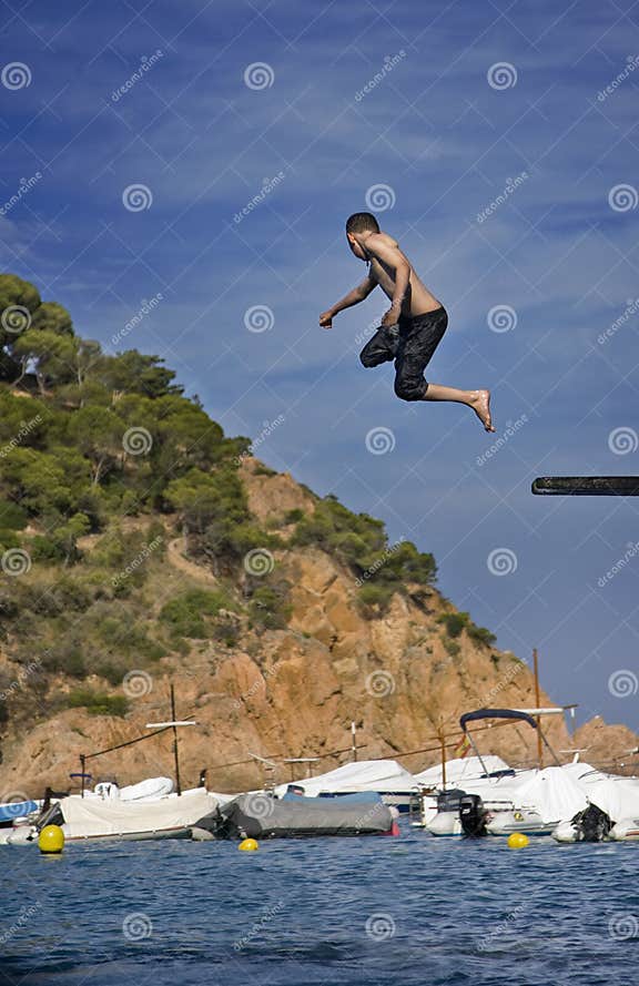 Jongen Die Van Duikplank Springt Stock Afbeelding - Image of zwemmen ...