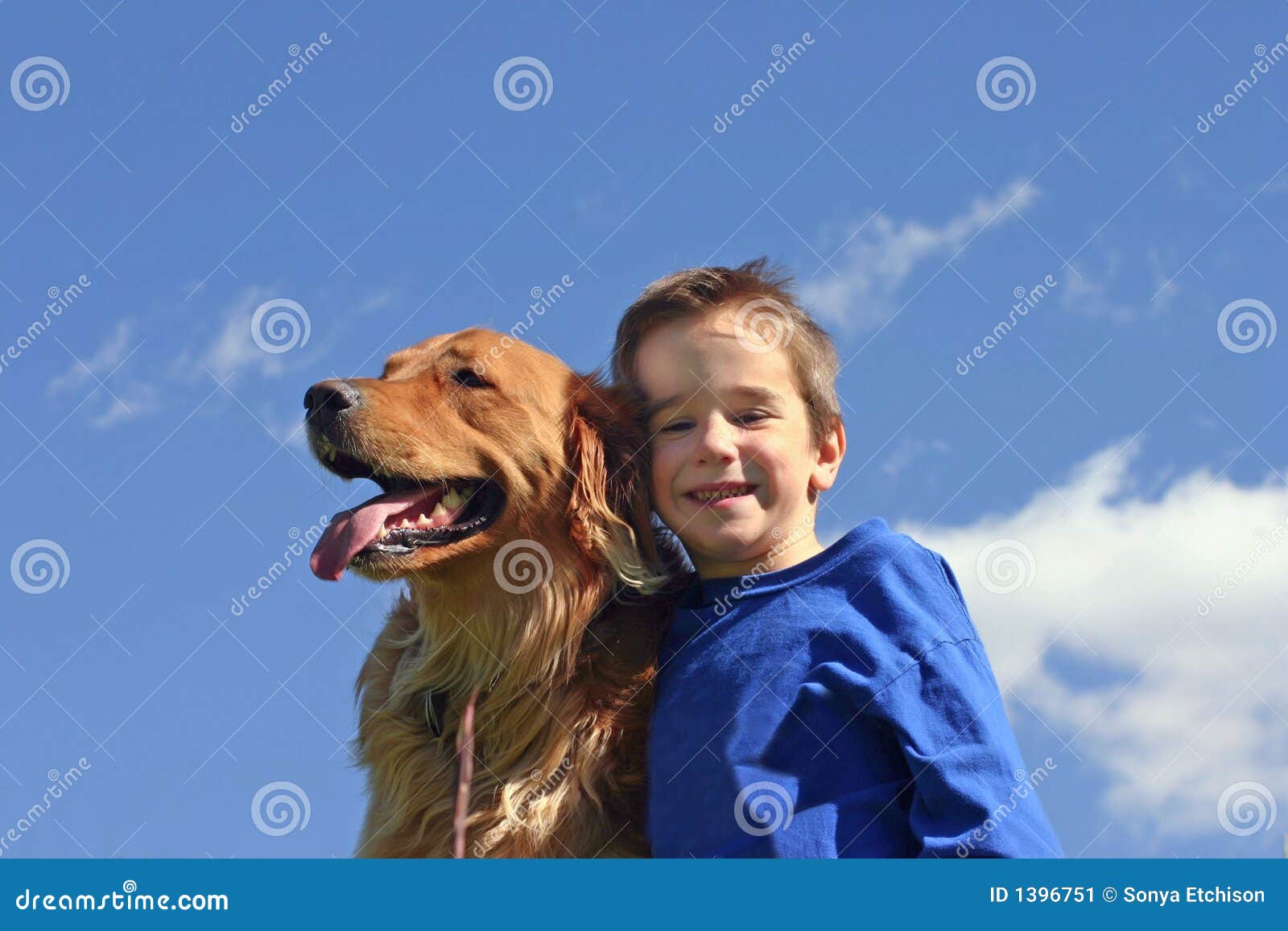 Jongen en Hond in Hemel stock afbeelding. Image of sluit - 1396751