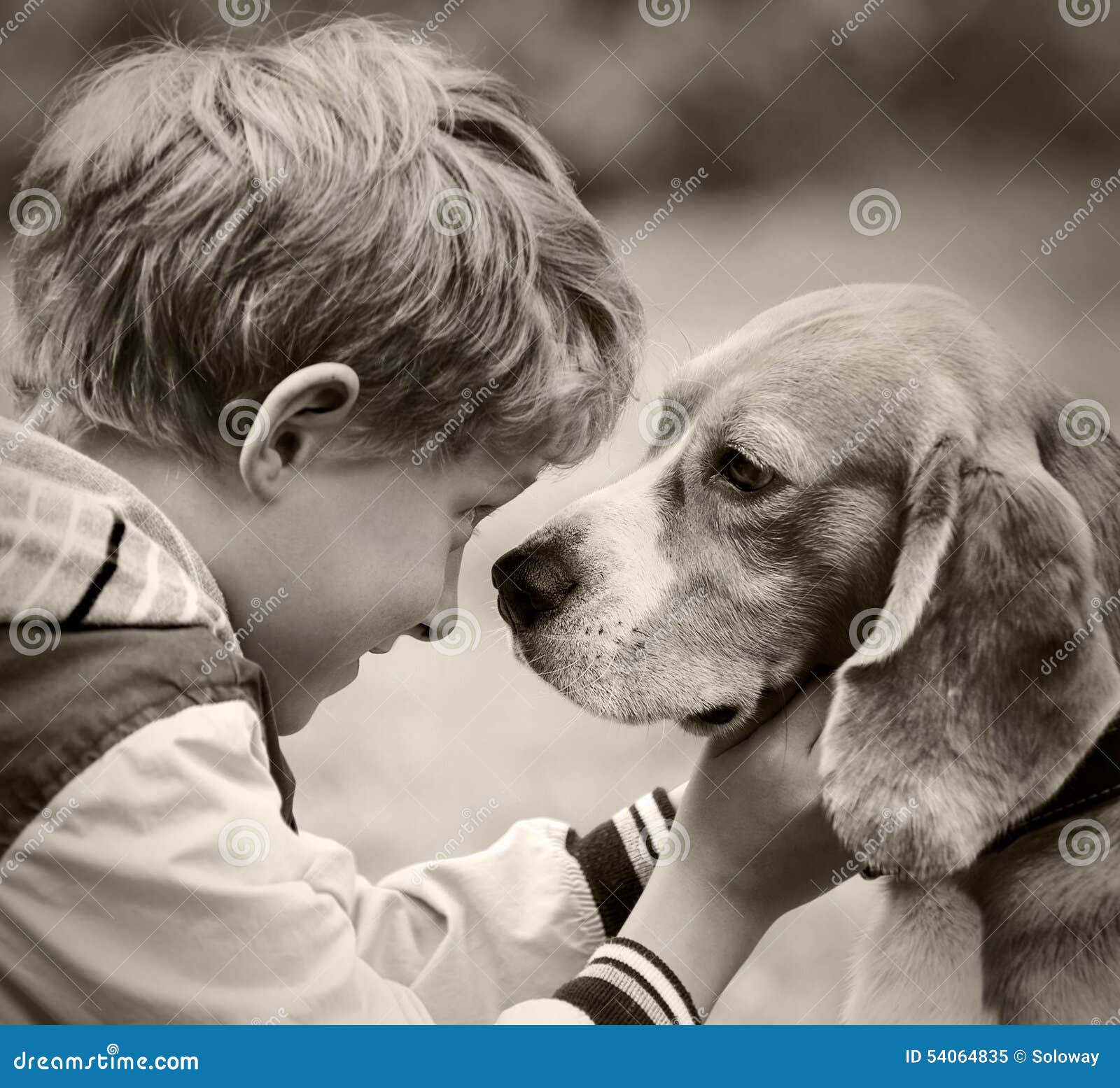 Jongen En Hond Zwart-wit Portret Stock Afbeelding - Image of jongen, honds: 54064835