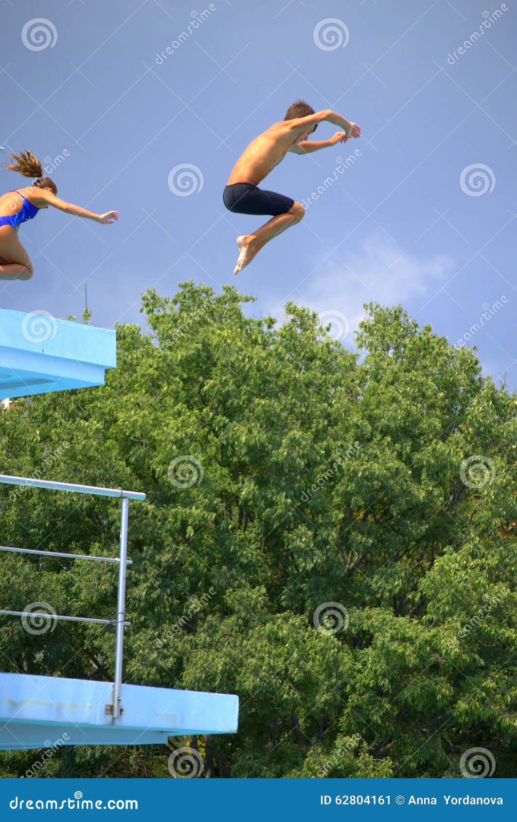 Jongen En Meisje Die Van Springplank Springen Redactionele Foto - Image ...