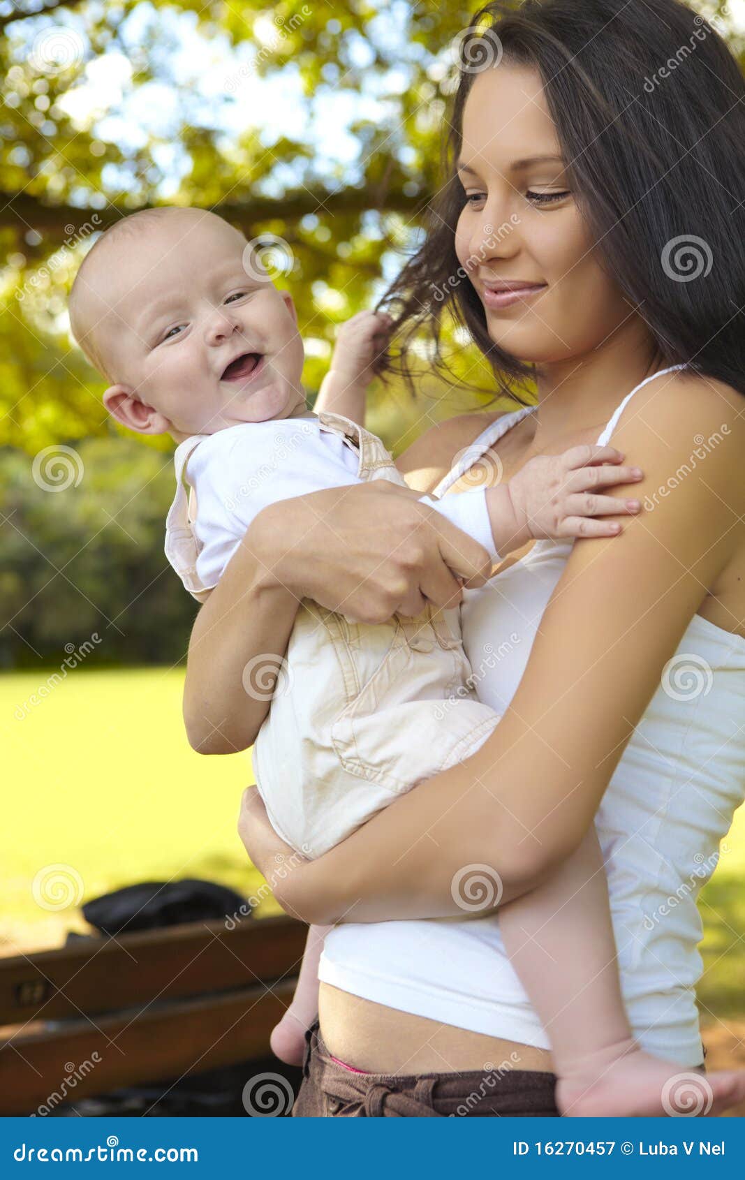 Jongen en moeder stock afbeelding. Image of modern, geluk - 16270457