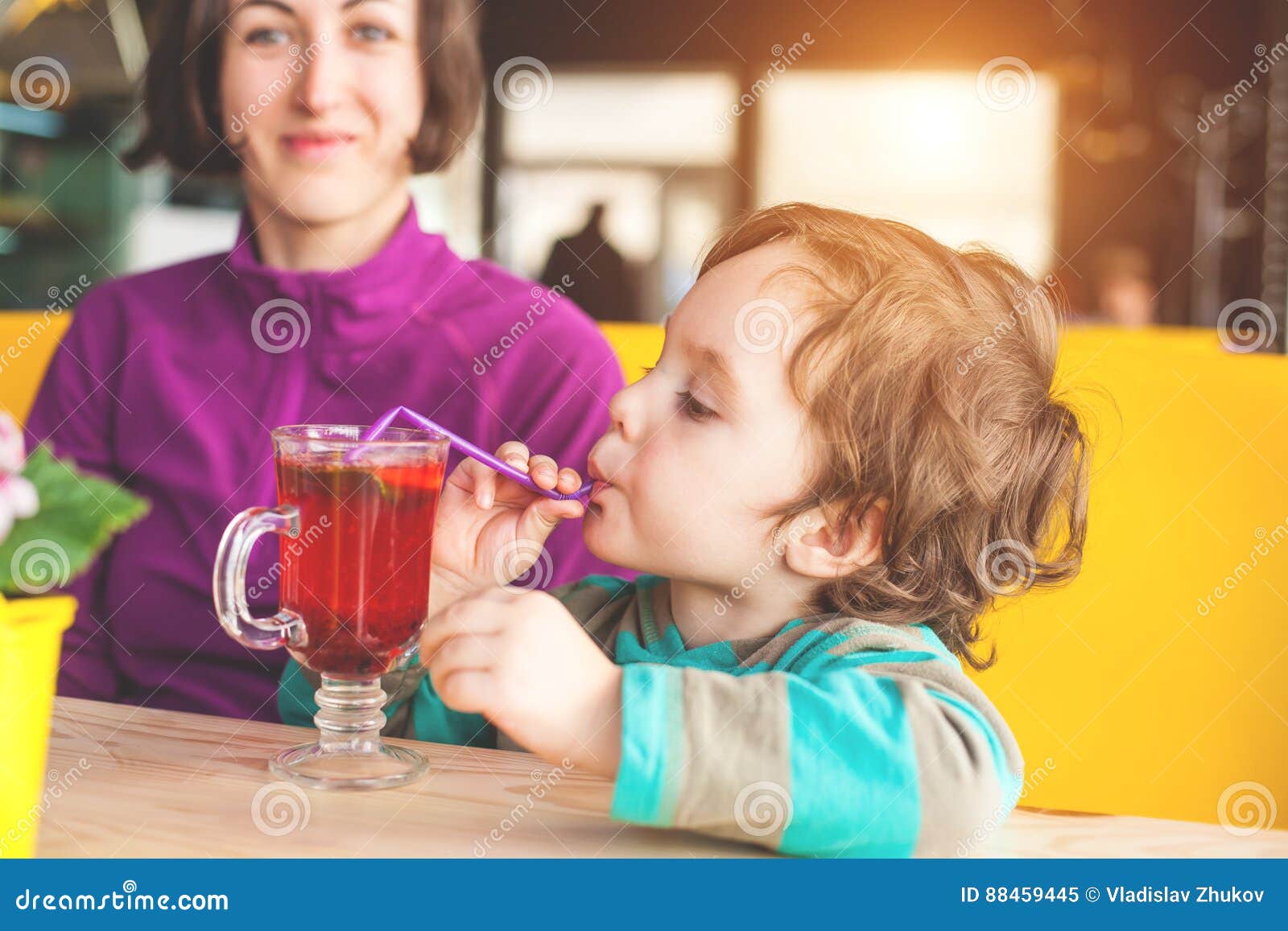 Jongen Het Drinken Door Een Stro Stock Afbeelding - Image of knap ...