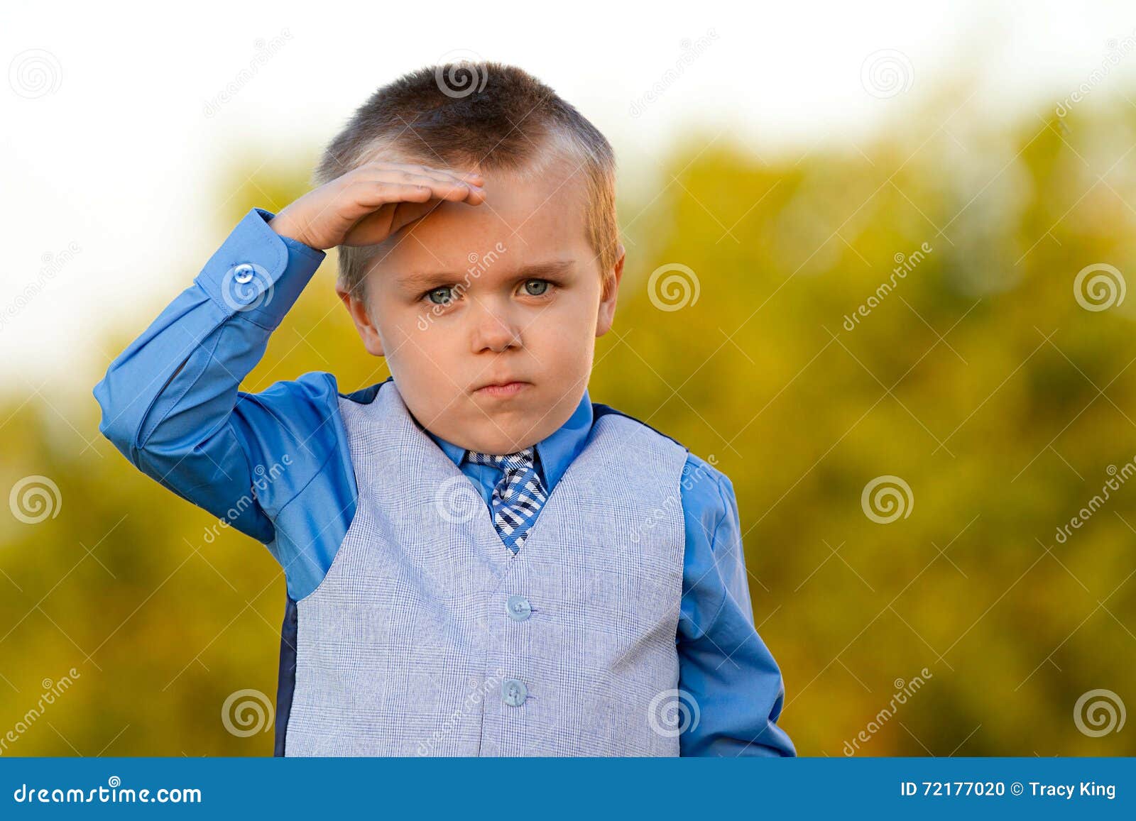 Jongen Het Groeten Aan De Camera Stock Foto - Image of zaken, groet ...