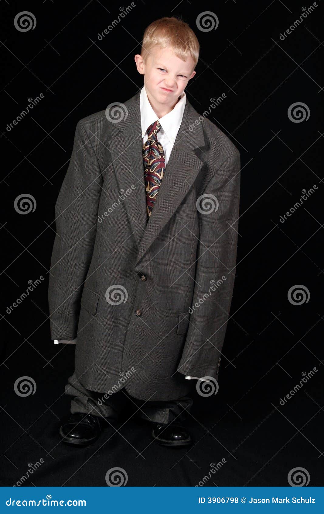 Jongen in Het Pak Van De Papa Stock Foto - Image of groot, kereltje ...