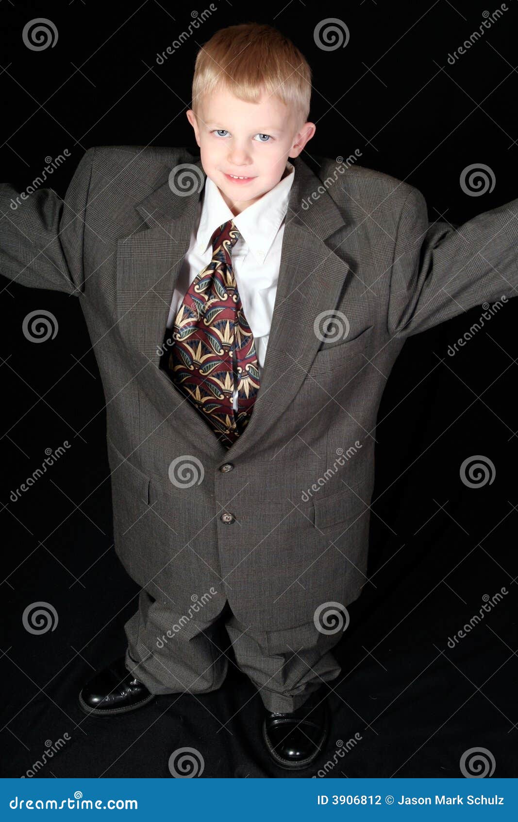 Jongen in Het Pak Van De Papa Stock Foto - Image of kereltje, krimp ...