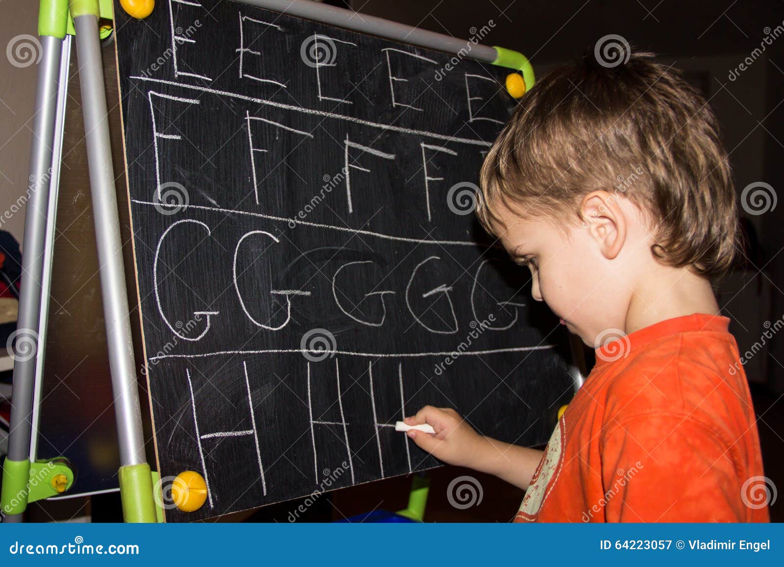 Jongen Het Schrijven De Kennis Van Het Brieven Leerproces Van Klein ...