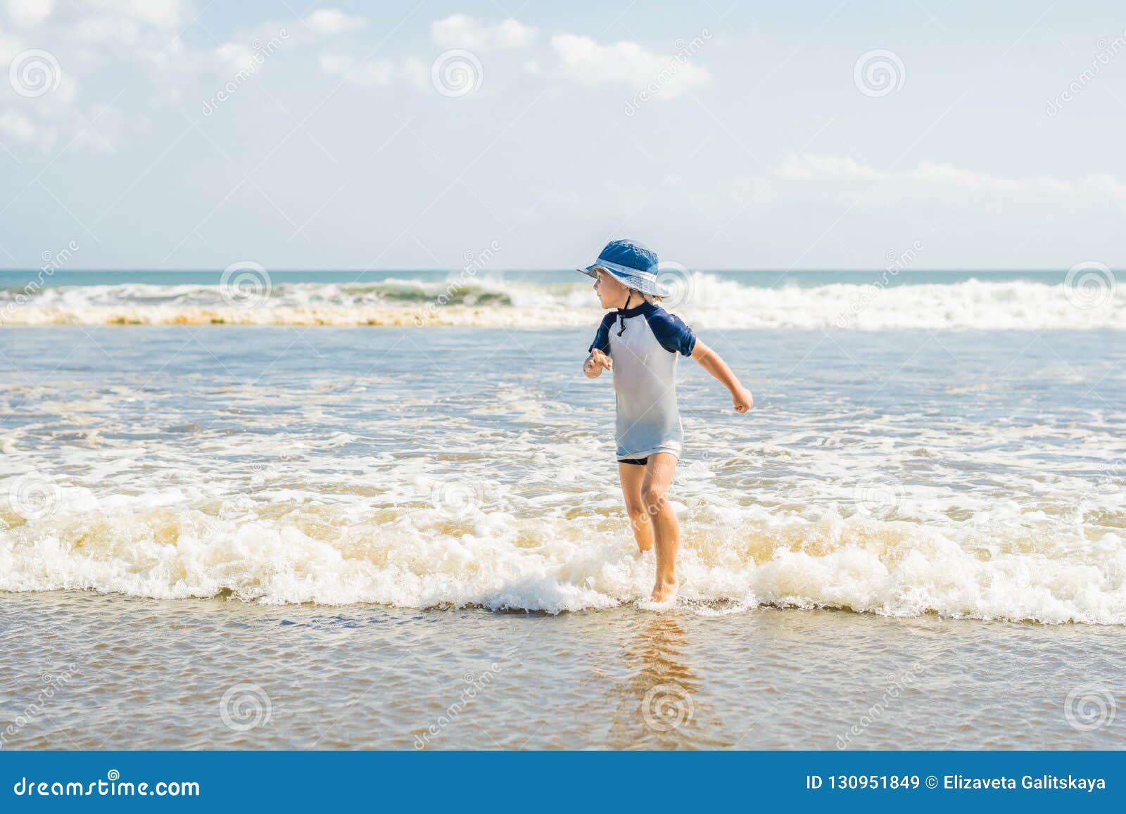 Jongen Het Spelen Op Het Strand in Het Water Stock Afbeelding - Image ...