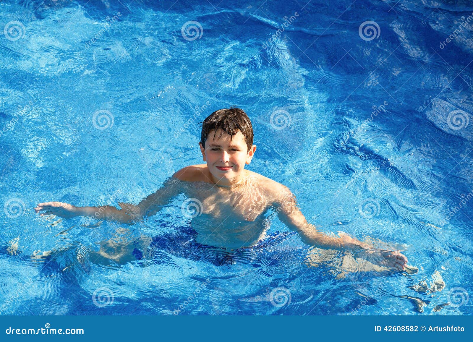 Jongen in het zwembad stock foto. Image of genieten, één - 42608582