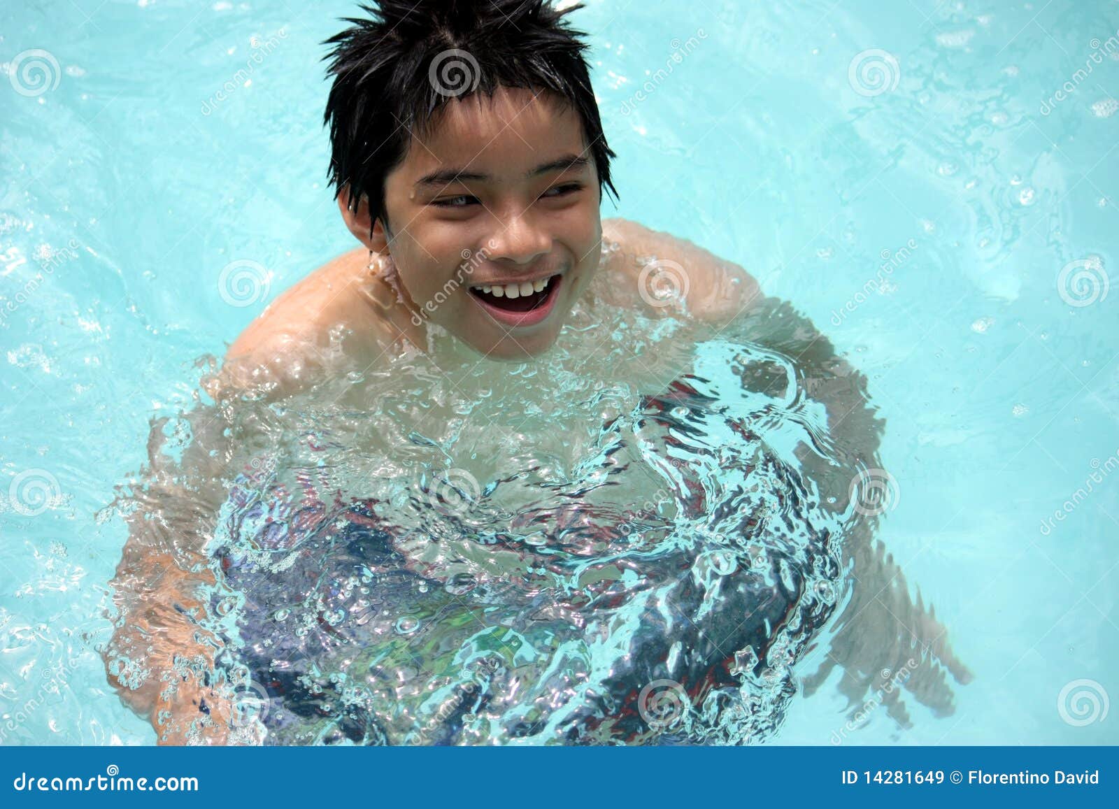 Jongen het zwemmen stock afbeelding. Image of pret, actief - 14281649