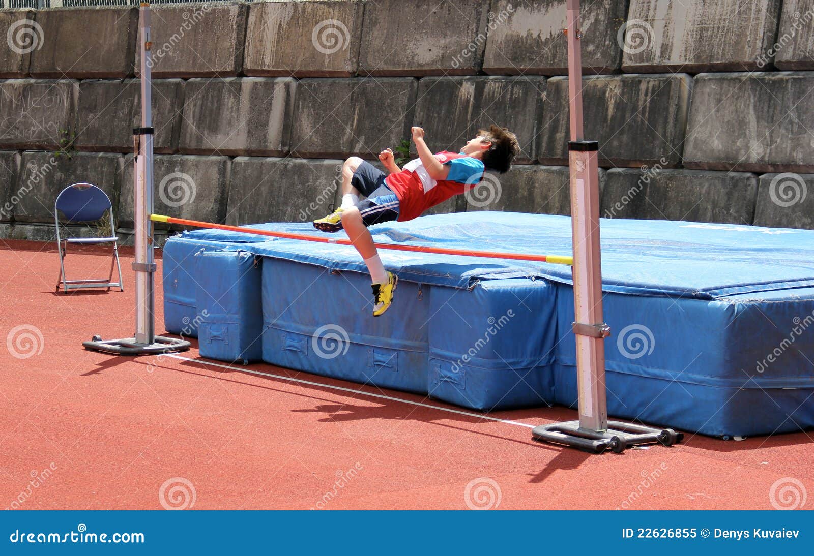 Jongen in hoogspringen. stock afbeelding. Image of atletisch - 22626855