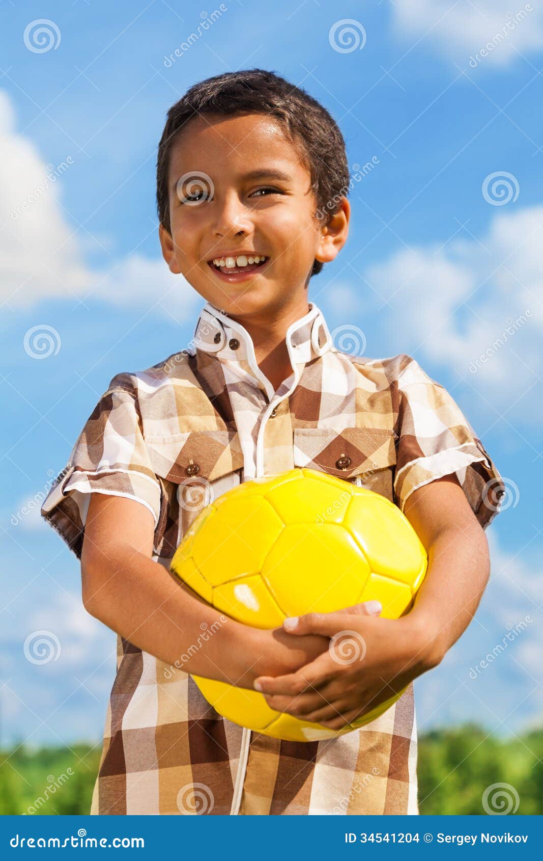 Jongen met bal stock foto. Image of jongen, kinderjaren - 34541204