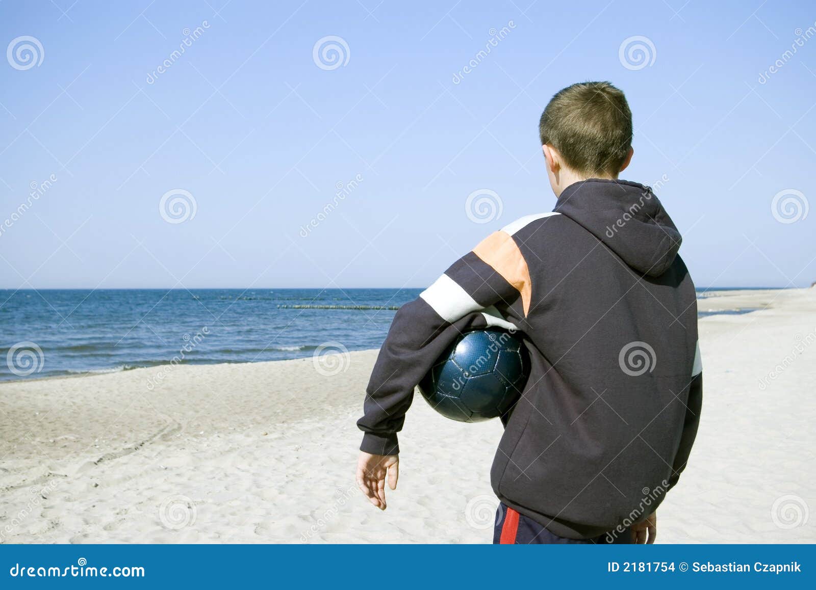 Jongen met bal op strand. stock foto. Image of voetbal - 2181754
