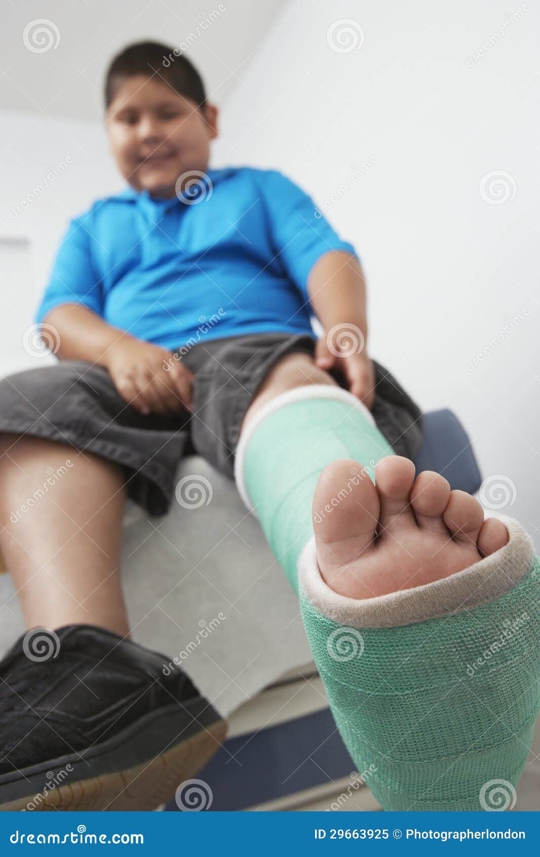 Jongen Met Been in Gipsverband Stock Afbeelding - Image of gezondheid ...