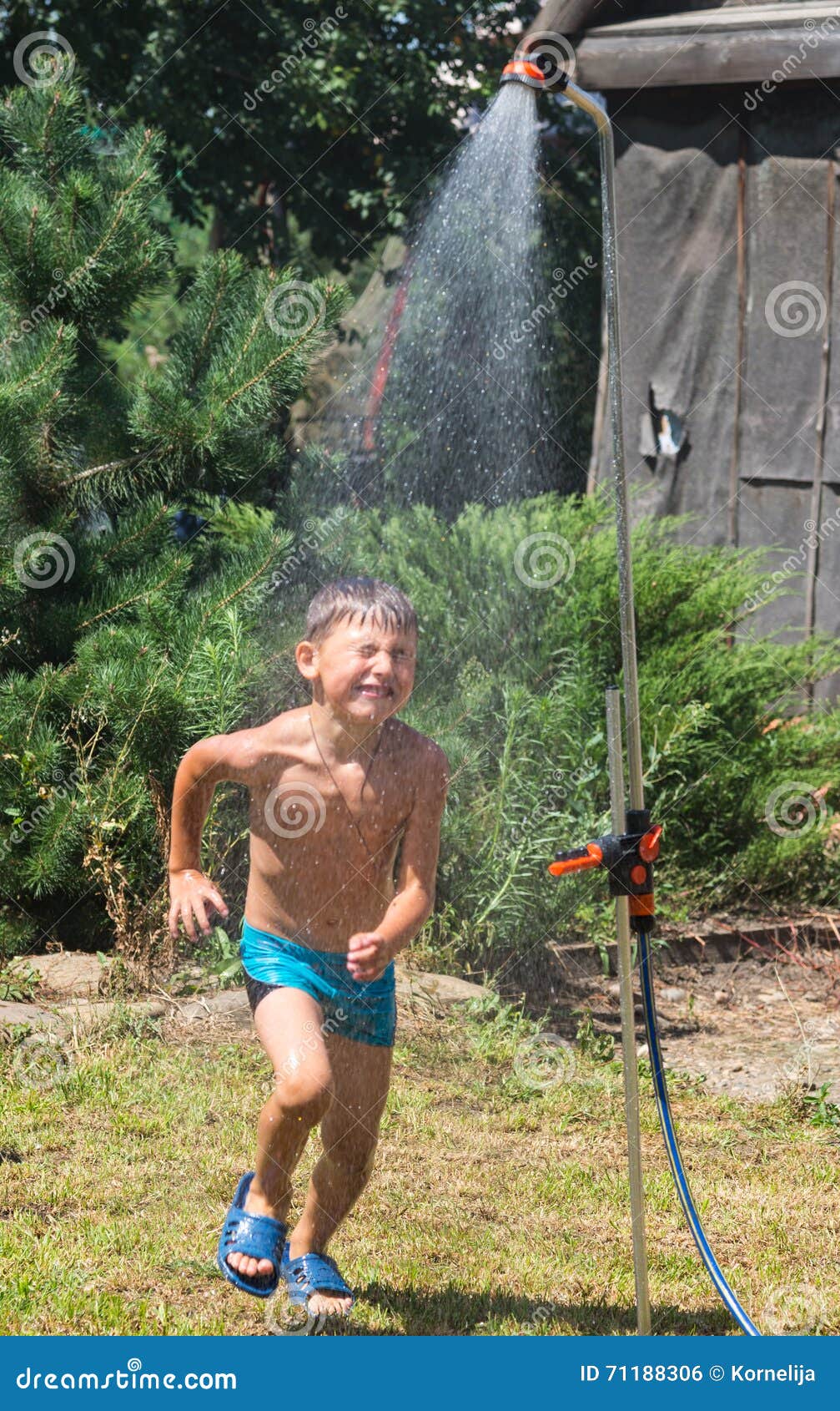 Jongen Onder Een Douche Stock Foto Image Of Douche Installaties