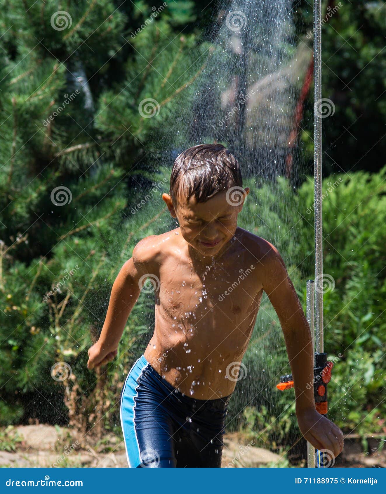 Jongen Onder Een Douche Stock Afbeelding Image Of Gras 71188975