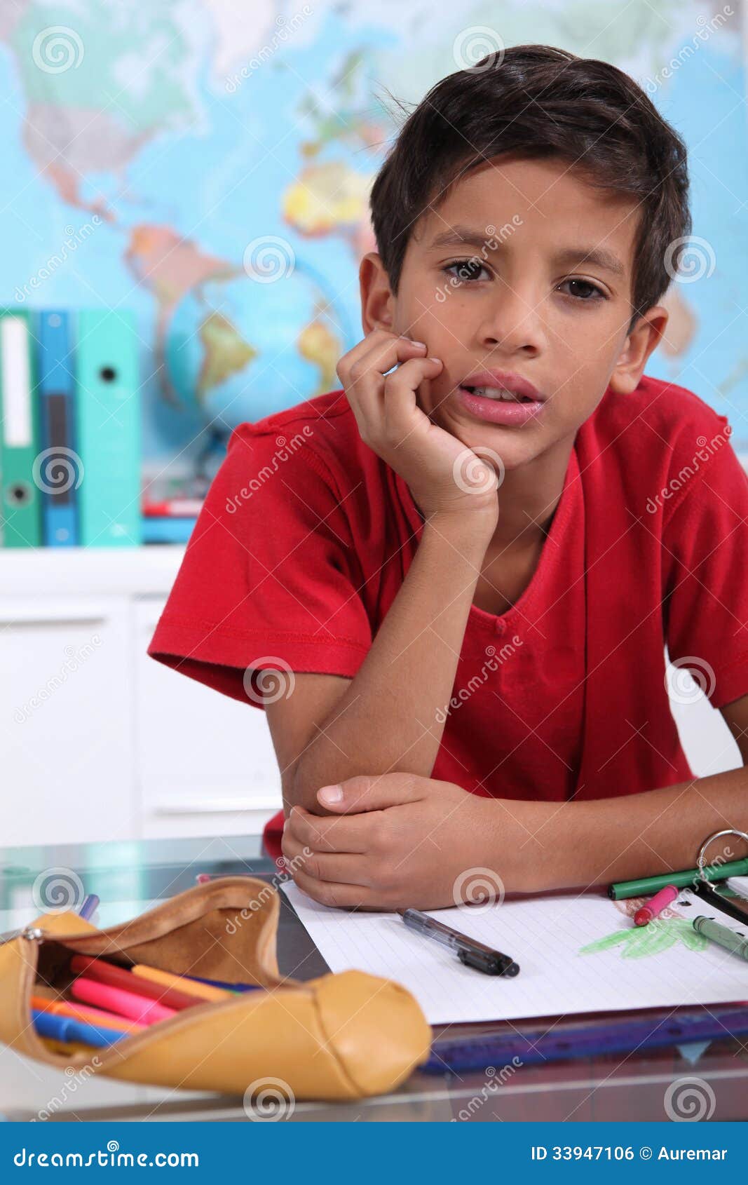 Jongen op zijn schoolbank stock foto. Image of klaslokaal - 33947106