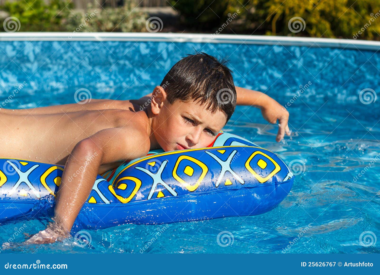 Jongen in zwembad stock afbeelding. Image of één, vrolijk - 25626767