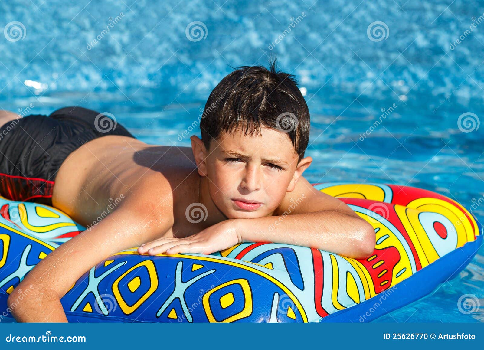 Jongen in zwembad stock foto. Image of vrolijk, ontspanning - 25626770