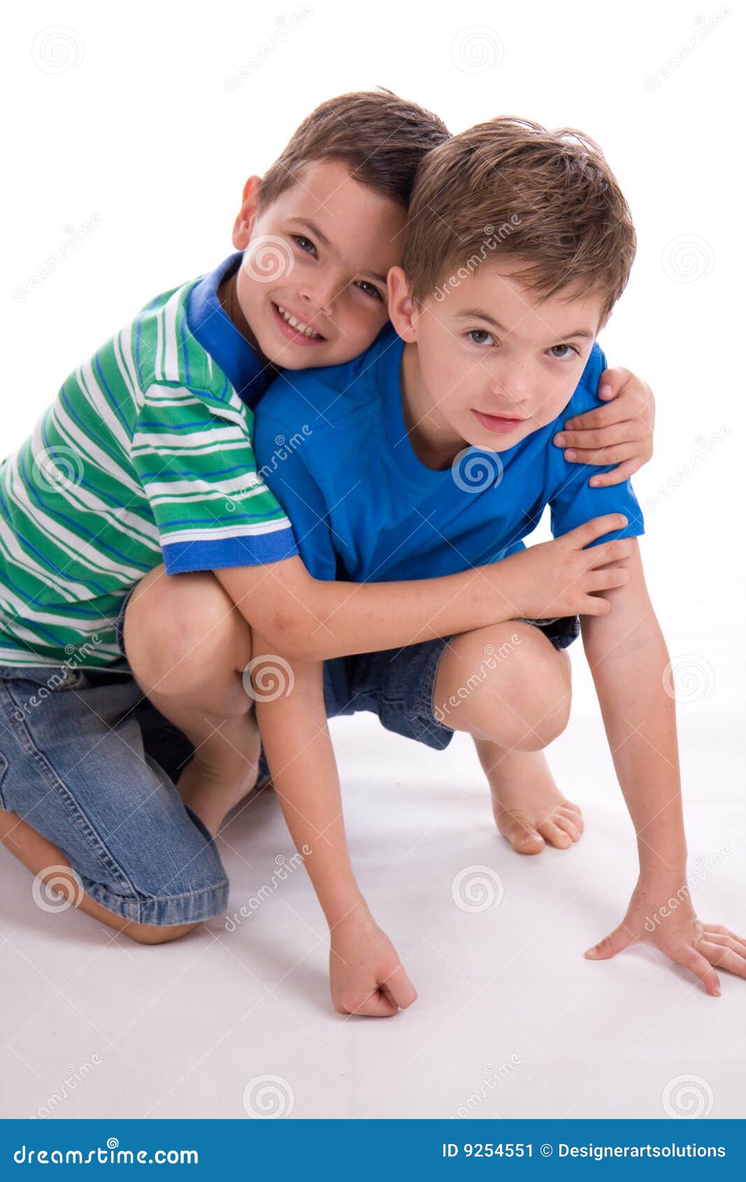 Jongens die samen spelen stock afbeelding. Image of knielen - 9254551