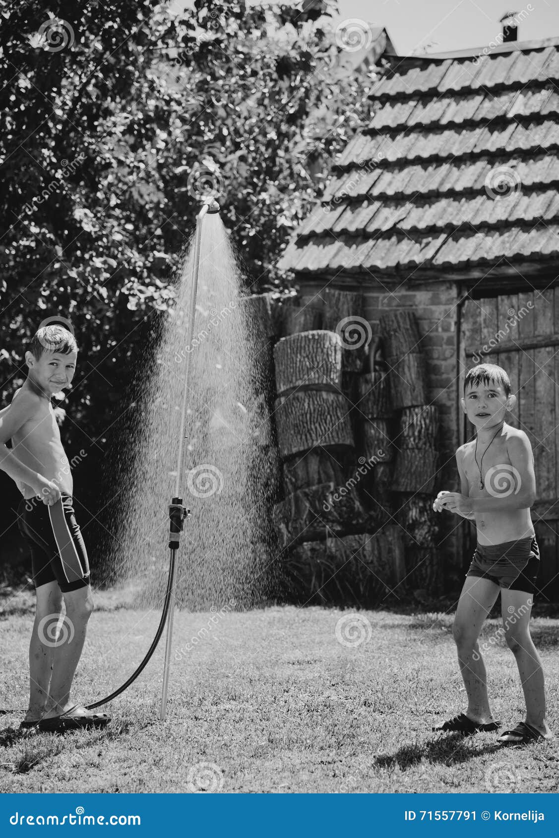 Jongens Onder Een Douche In De Tuin Stock Afbeelding Image Of Nave