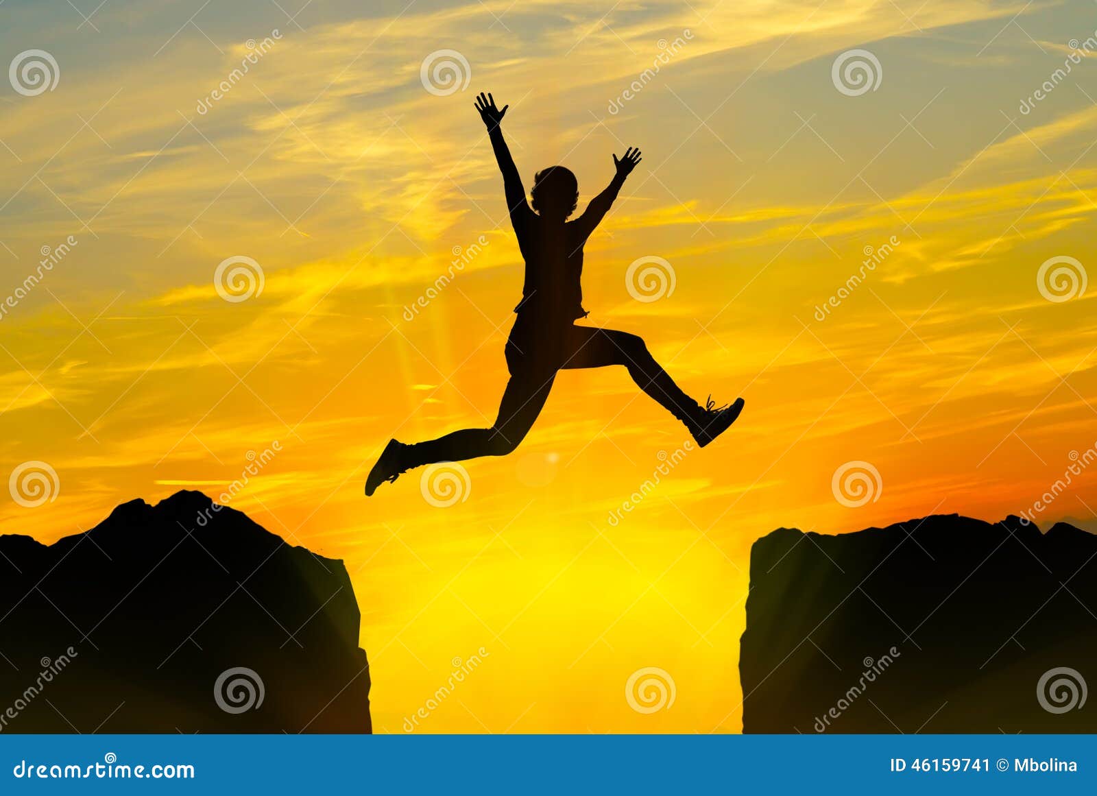 Jongere Die Over De Bergen Springen Stock Afbeelding - Image of ...