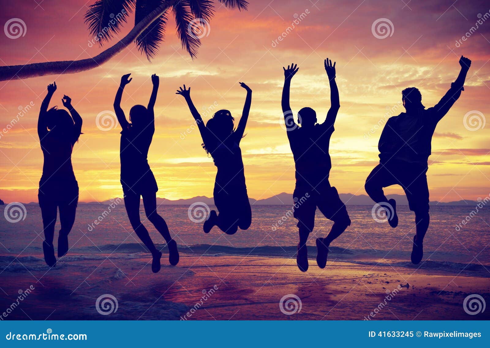 Jongeren Die Met Opwinding Op Het Strand Springen Stock Afbeelding ...