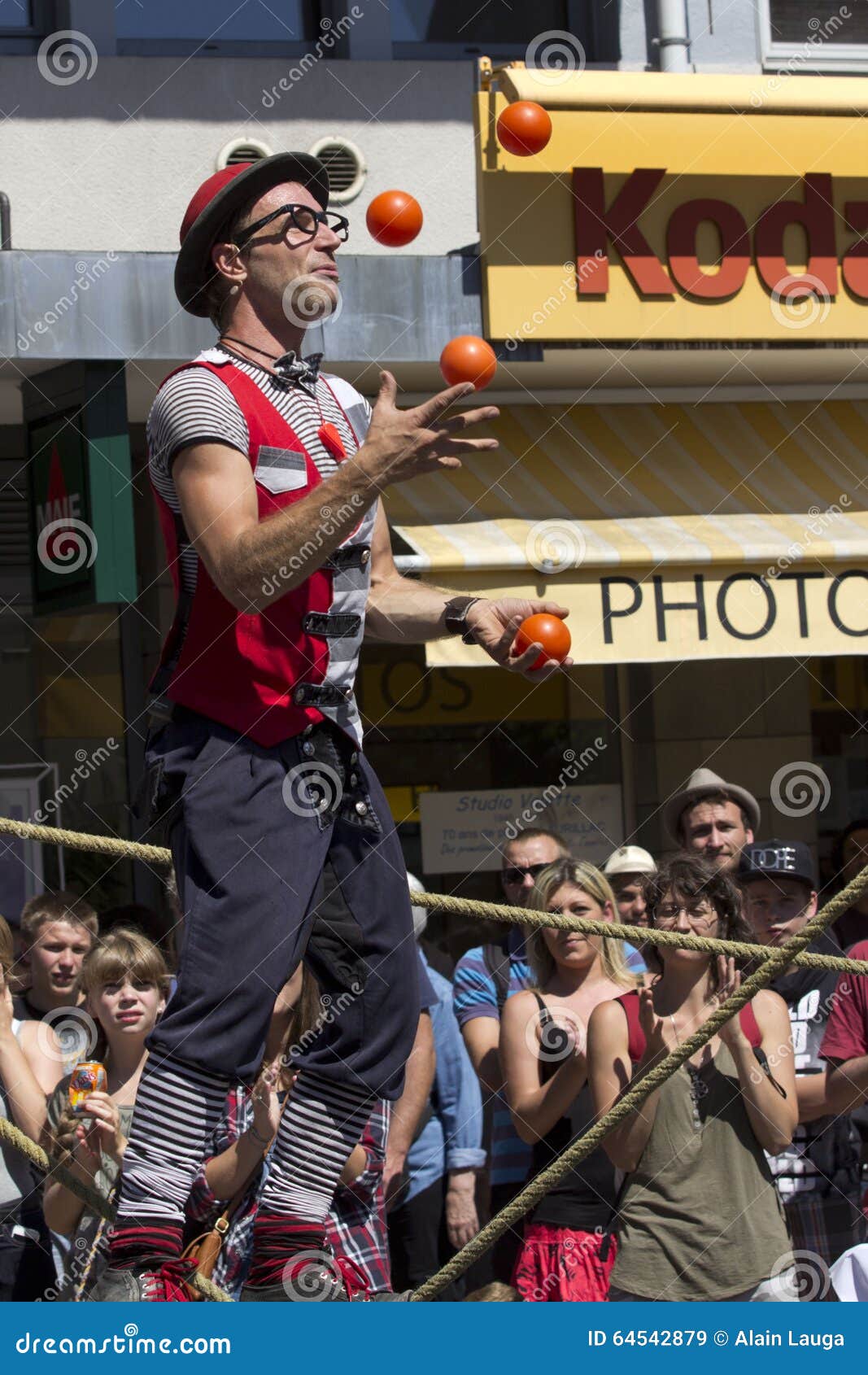 Jongleur Acrobatique Dans La Rue Image stock éditorial - Image du ...