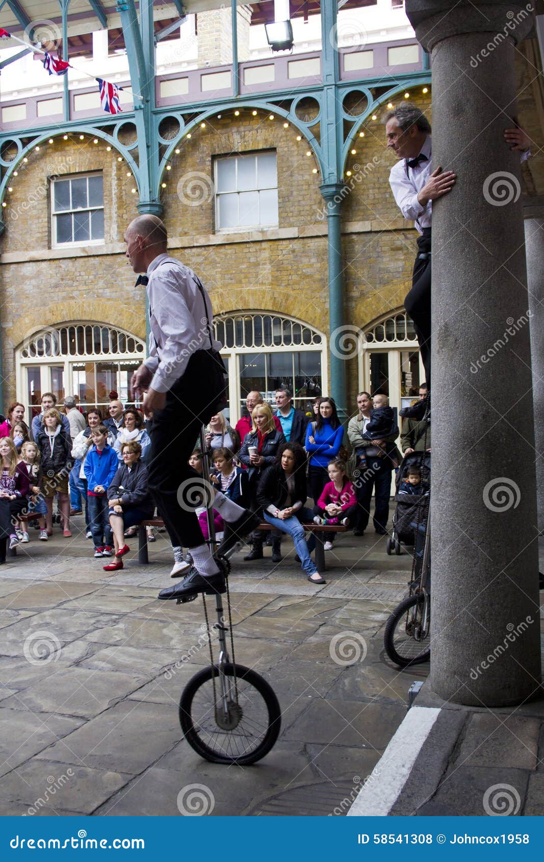 Jongleurs Au Jardin De Covent, Londres Photo stock éditorial - Image du ...