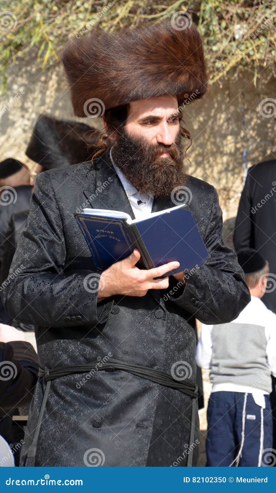 Joodse hasidic bidt redactionele afbeelding. Image of shavuto - 82102350