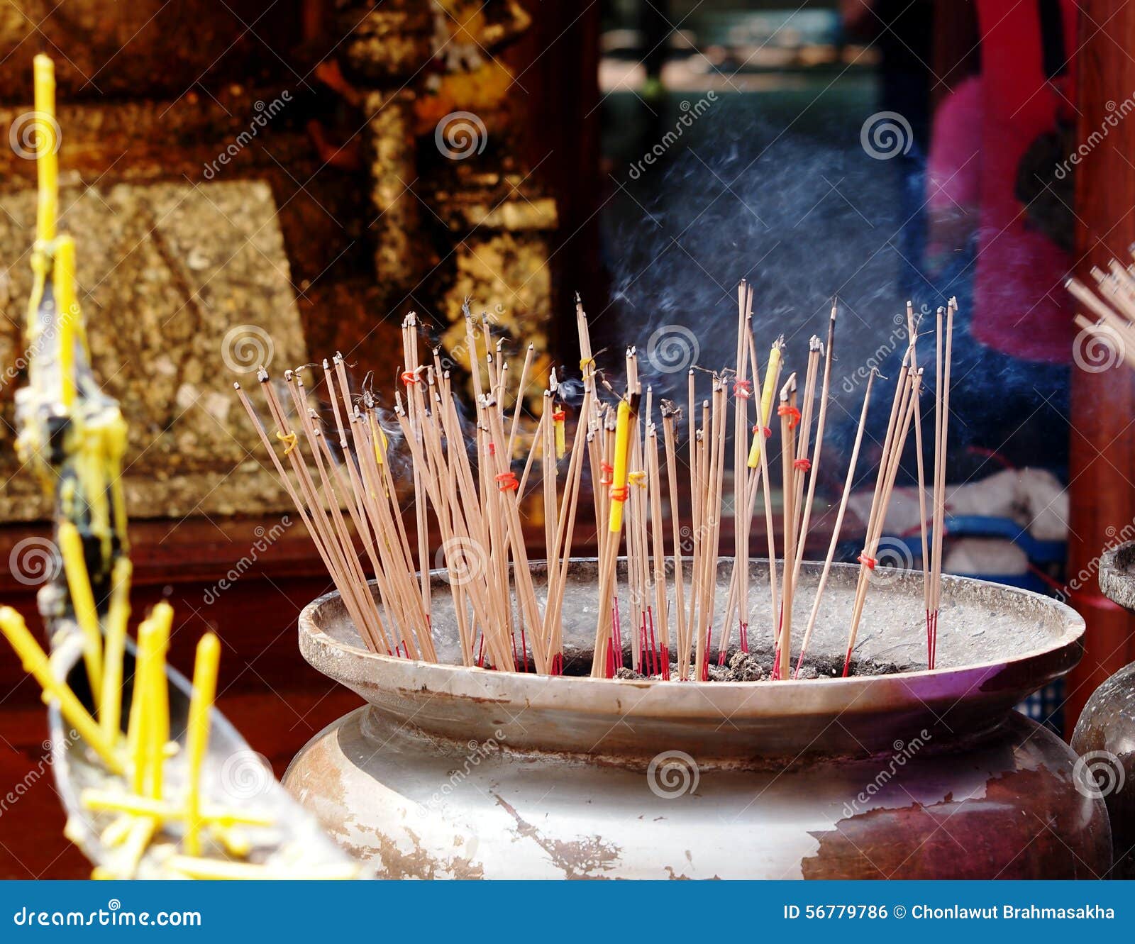 Joss Sticks photo stock. Image du fleur, bougie, contraste - 56779786