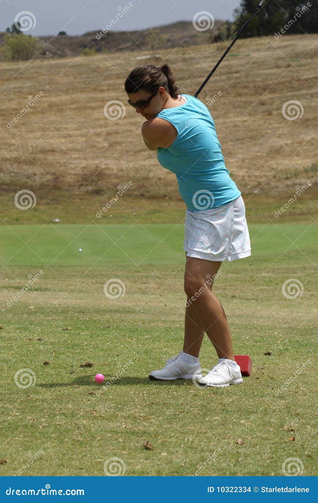 Jouer au golf de femme photo stock. Image du club, bille - 10322334