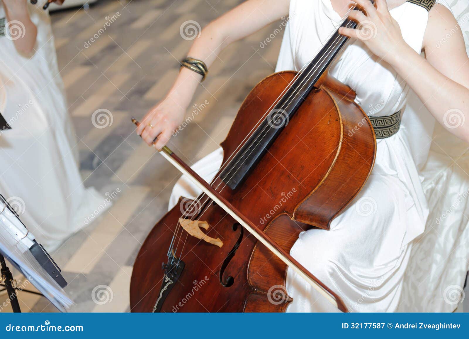 Jouer le violoncelle image stock. Image du interprète - 32177587