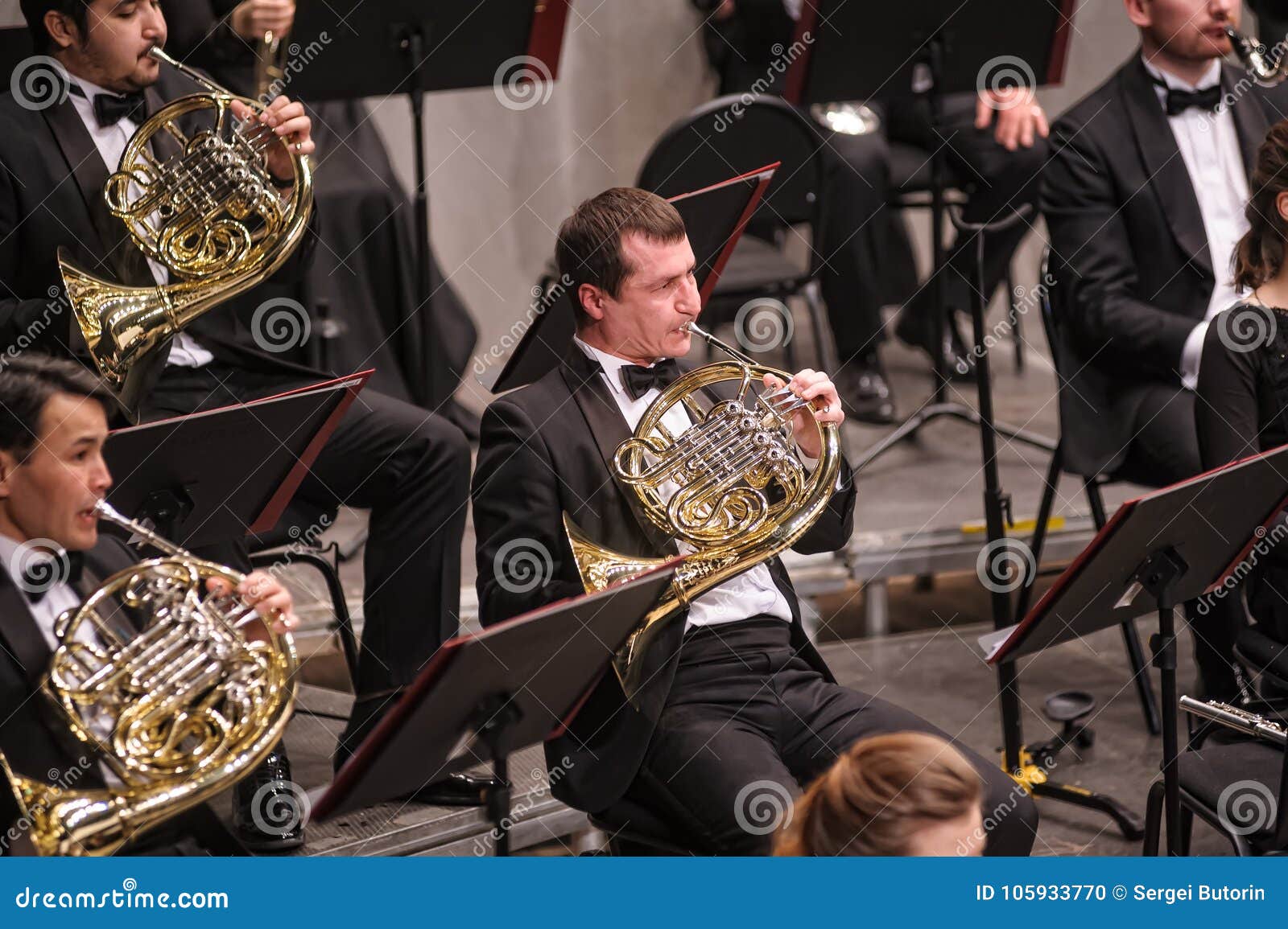 Joueurs De Cor D'harmonie Dans L'orchestre Image éditorial - Image du ...