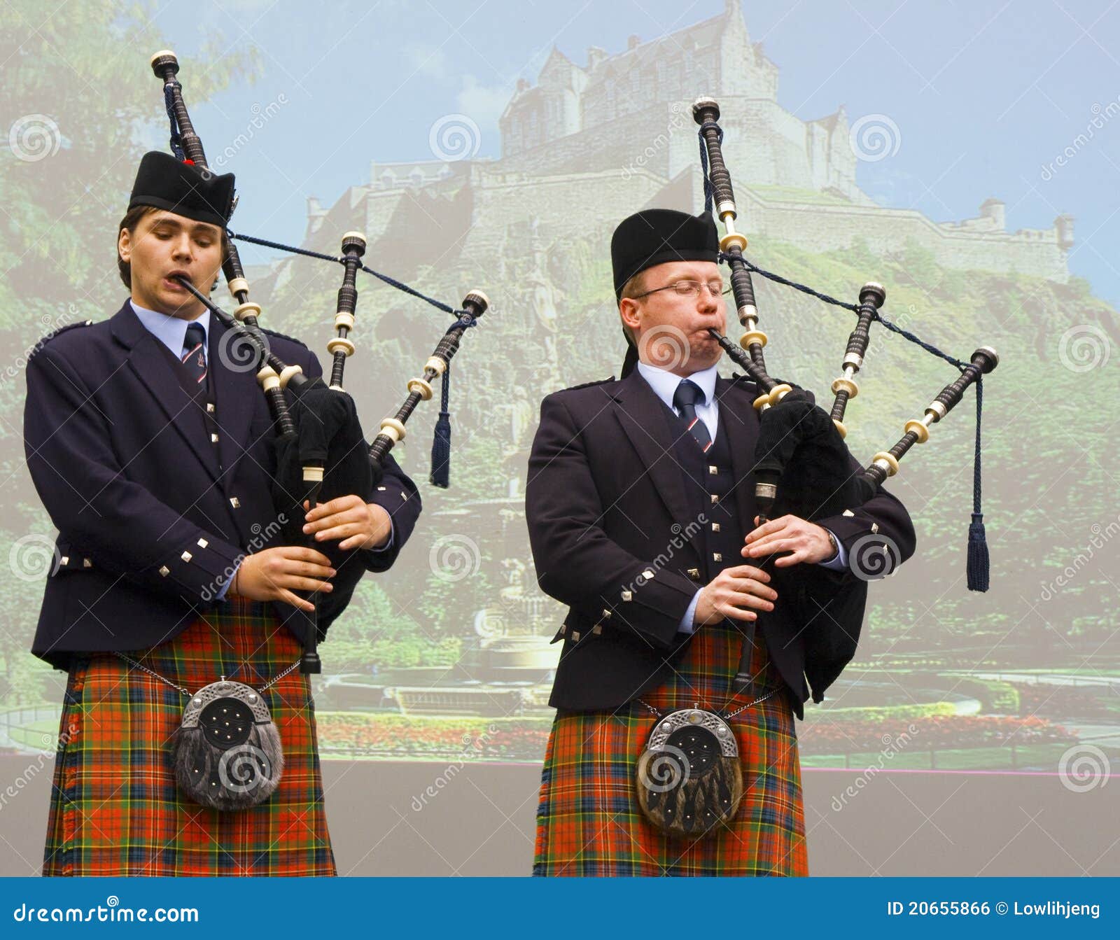 Joueurs de cornemuse photo éditorial. Image du montagnard - 20655866
