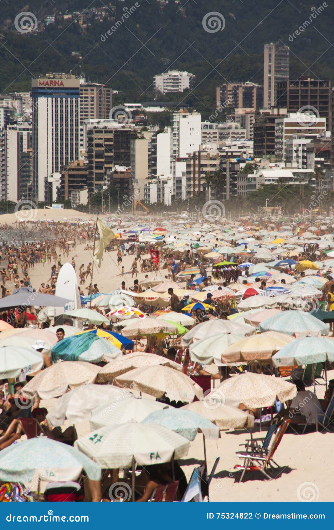 Jour de plage de foule photographie éditorial. Image du janvier - 75324822