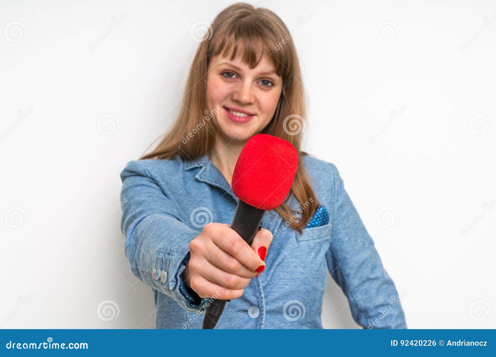 Journalist Mit Dem Roten Mikrofon, Das Interview Macht Stockfoto - Bild ...