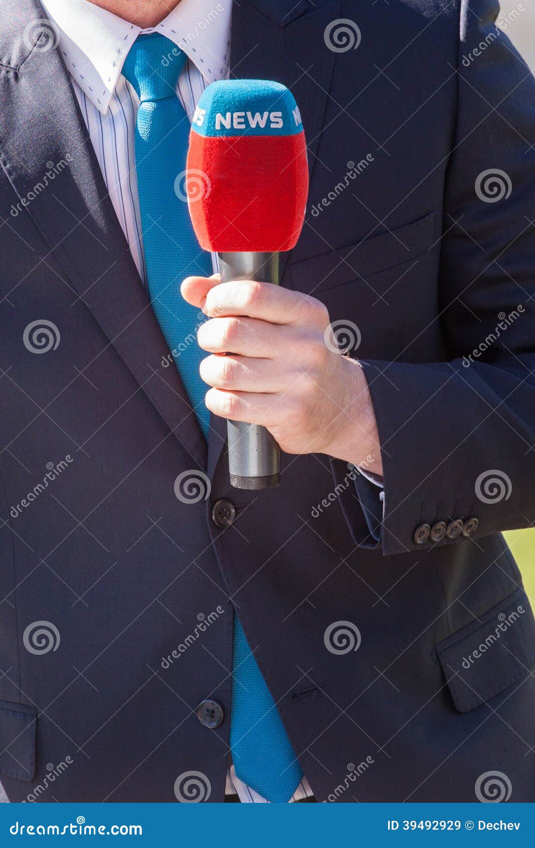 Journalista Com Relatório Do Microfone Imagem de Stock - Imagem de ...