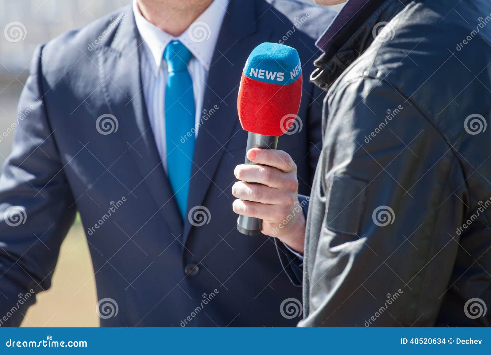 Journaliste Avec L'entrevue De Microphone Photo stock - Image du ...