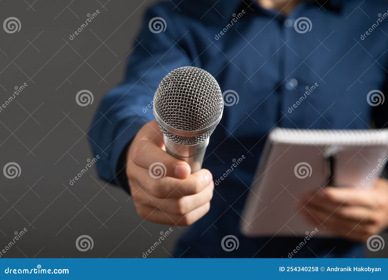 Journaliste Caucasien Tenant Un Bloc-notes Et Un Stylo Micro Photo ...