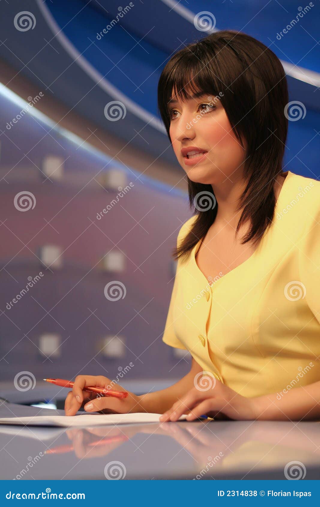 Journaliste De TV Dans Le Studio Photo stock - Image du femelle ...