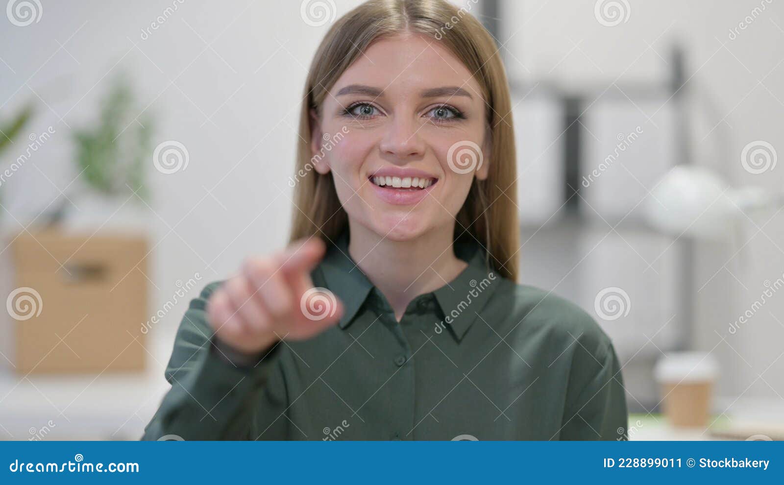 Jovem Apontando E Convidando Imagem de Stock - Imagem de funcionamento ...