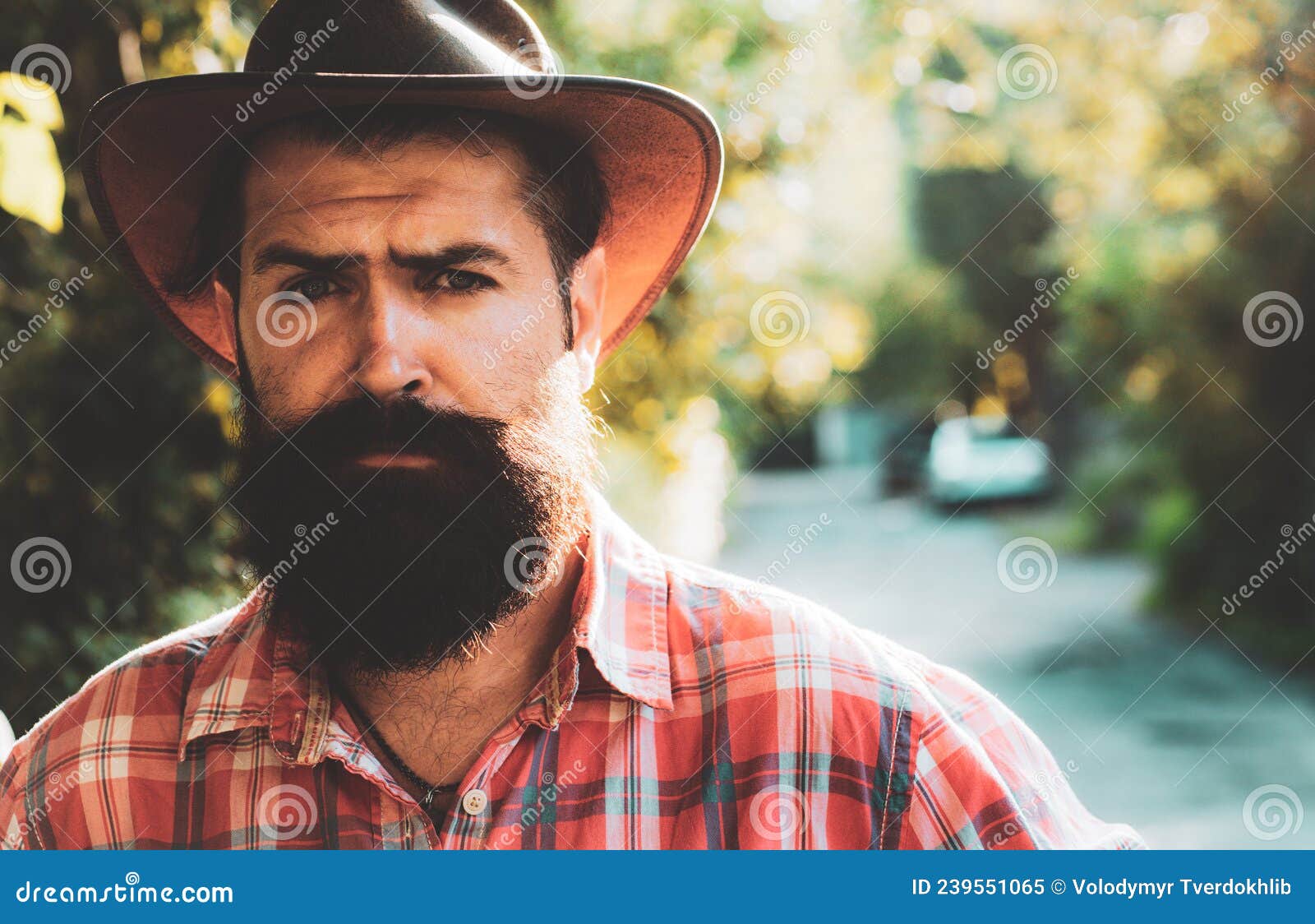 Jovem Bonito De Chapéu De Cowboy Com Bigode De Barba Longa E Cabelo De ...