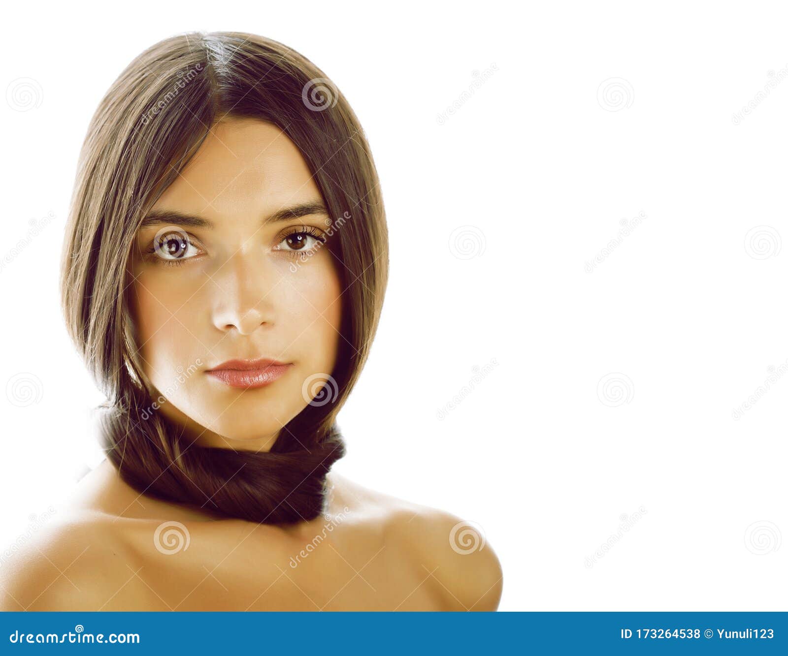 Jovem Brunette Tann Com Penteado De Beleza Isolada Em Um Rosto Branco