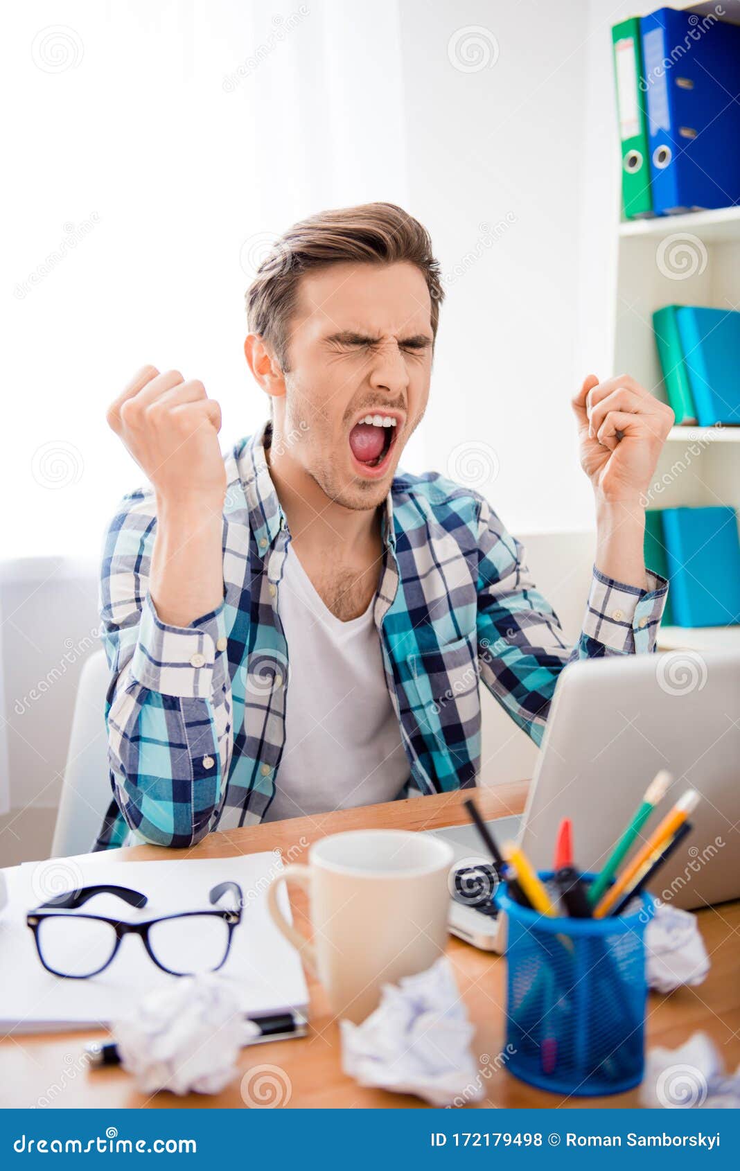 Jovem Cansado Frustrado Que Trabalha Com Laptop E Grita Foto de Stock ...