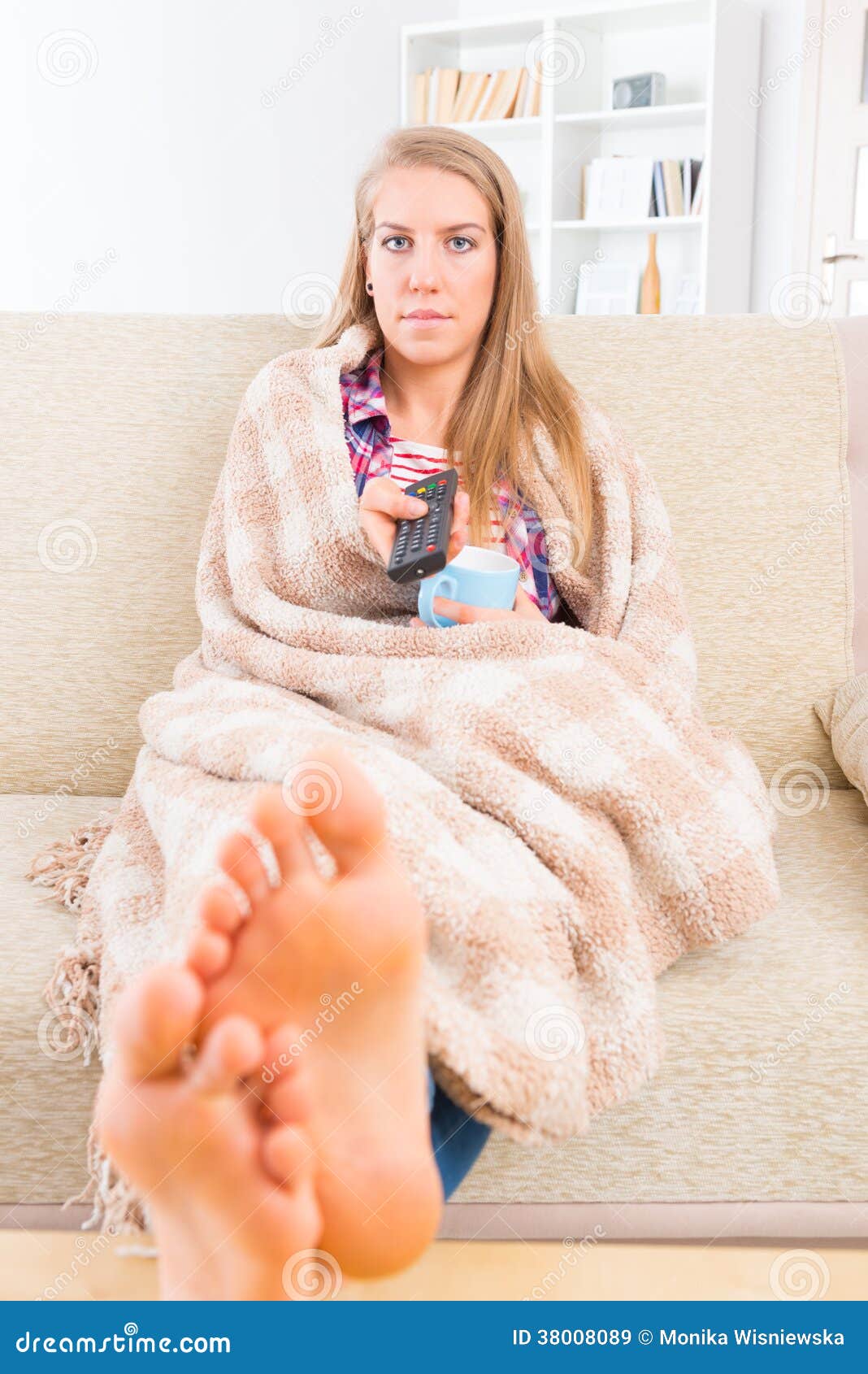 Jovem Mulher Coberta Com a Cobertura Imagem de Stock - Imagem de ...