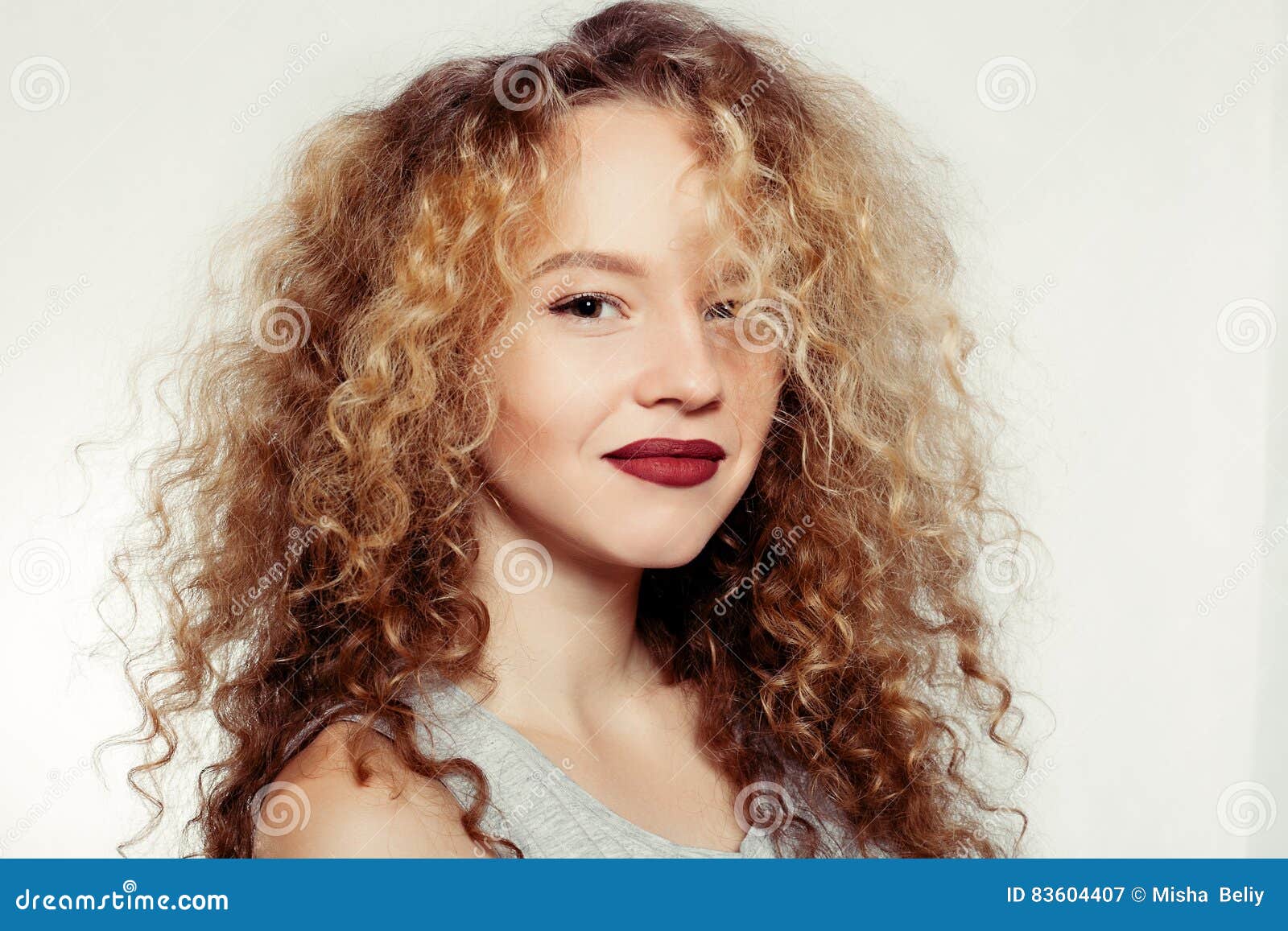 Jovem Mulher Da Beleza Com Cabelo Grande E Longo Encaracolado Imagem De
