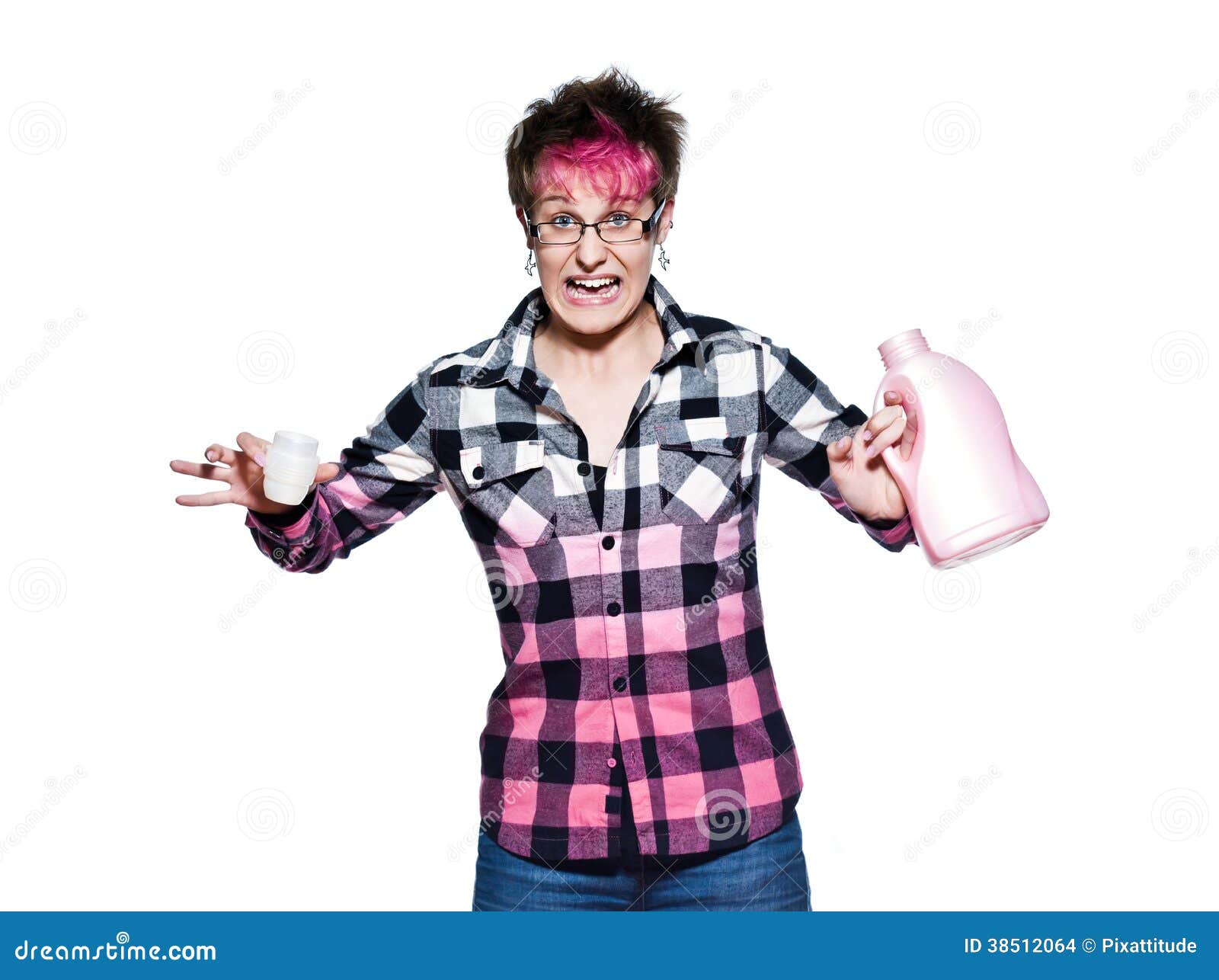 Jovem Mulher Frustrante Que Guarda O Detergente Foto de Stock - Imagem ...